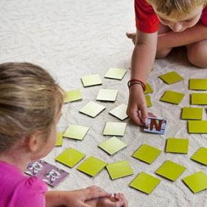 Lengua: Juego de memoria - Hay cuatro cuatro tarjetas para cada libro